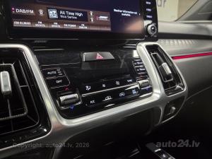 White Kia Sorento 2021 in Tallinn, with an engine capacity of 2.20 L and mileage of 115 thousand km for 34900 €, photo 12 on AUTOMOTO.COM.LV