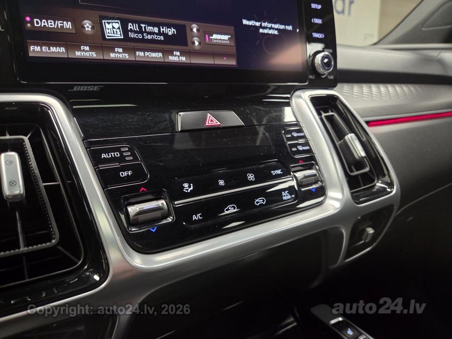 White Kia Sorento 2021 in Tallinn, with an engine capacity of 2.20 L and mileage of 115 thousand km for 34900 €, photo 12 on AUTOMOTO.COM.LV