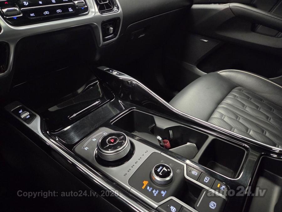 White Kia Sorento 2021 in Tallinn, with an engine capacity of 2.20 L and mileage of 115 thousand km for 34900 €, photo 13 on AUTOMOTO.COM.LV