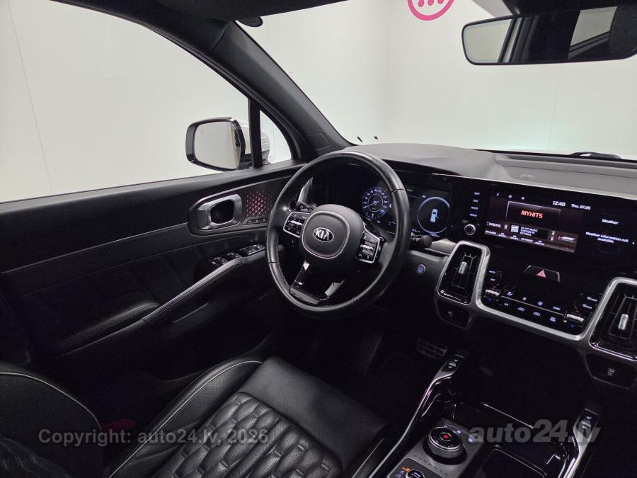 White Kia Sorento 2021 in Tallinn, with an engine capacity of 2.20 L and mileage of 115 thousand km for 34900 €, photo 15 on AUTOMOTO.COM.LV