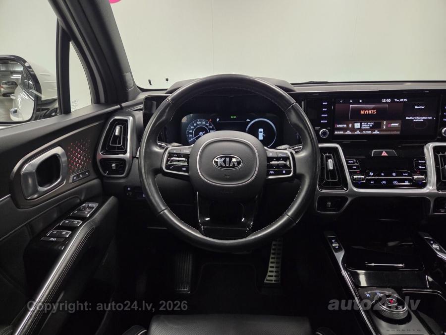 White Kia Sorento 2021 in Tallinn, with an engine capacity of 2.20 L and mileage of 115 thousand km for 34900 €, photo 16 on AUTOMOTO.COM.LV