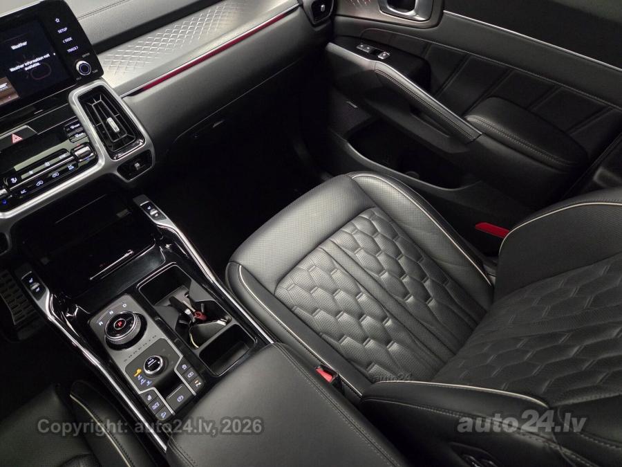 White Kia Sorento 2021 in Tallinn, with an engine capacity of 2.20 L and mileage of 115 thousand km for 34900 €, photo 20 on AUTOMOTO.COM.LV