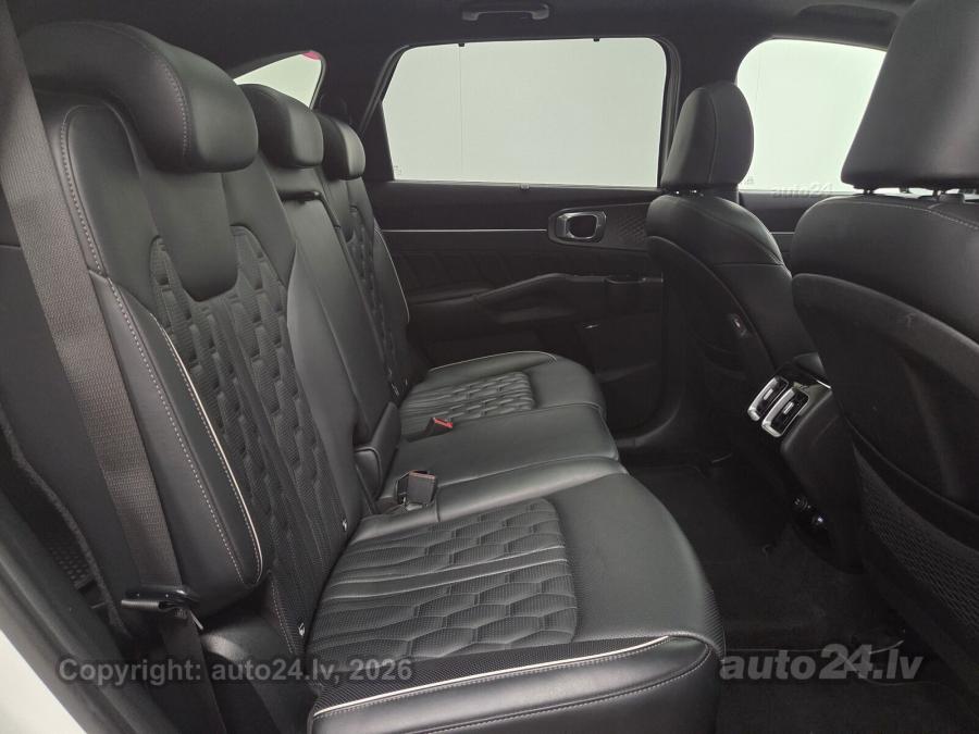 White Kia Sorento 2021 in Tallinn, with an engine capacity of 2.20 L and mileage of 115 thousand km for 34900 €, photo 23 on AUTOMOTO.COM.LV