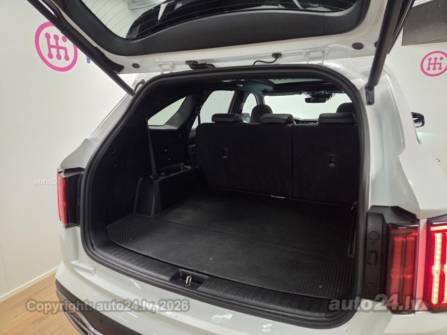 White Kia Sorento 2021 in Tallinn, with an engine capacity of 2.20 L and mileage of 115 thousand km for 34900 €, photo 24 on AUTOMOTO.COM.LV