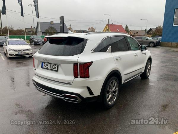 White Kia Sorento 2023 in Tallinn, with an engine capacity of 2.20 L and mileage of 52 thousand km for 42990 €, photo 2 on AUTOMOTO.COM.LV