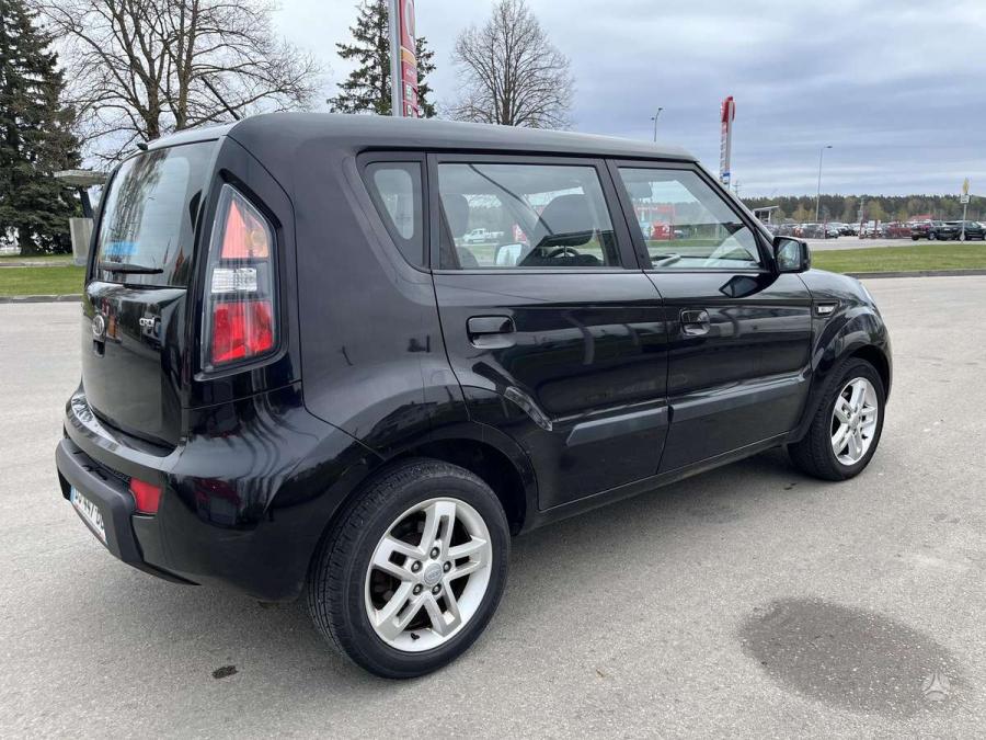 Black Kia Soul 2011 in Taurage, with an engine capacity of 1.58 L and mileage of 176 thousand km for 2700 €, photo 5 on AUTOMOTO.COM.LV