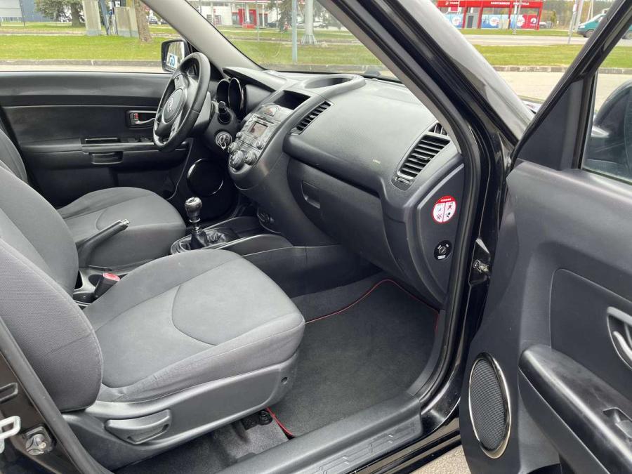 Black Kia Soul 2011 in Taurage, with an engine capacity of 1.58 L and mileage of 176 thousand km for 2700 €, photo 10 on AUTOMOTO.COM.LV