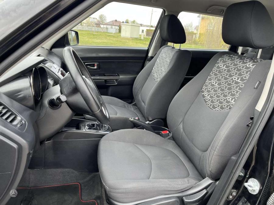 Black Kia Soul 2011 in Taurage, with an engine capacity of 1.58 L and mileage of 176 thousand km for 2700 €, photo 16 on AUTOMOTO.COM.LV
