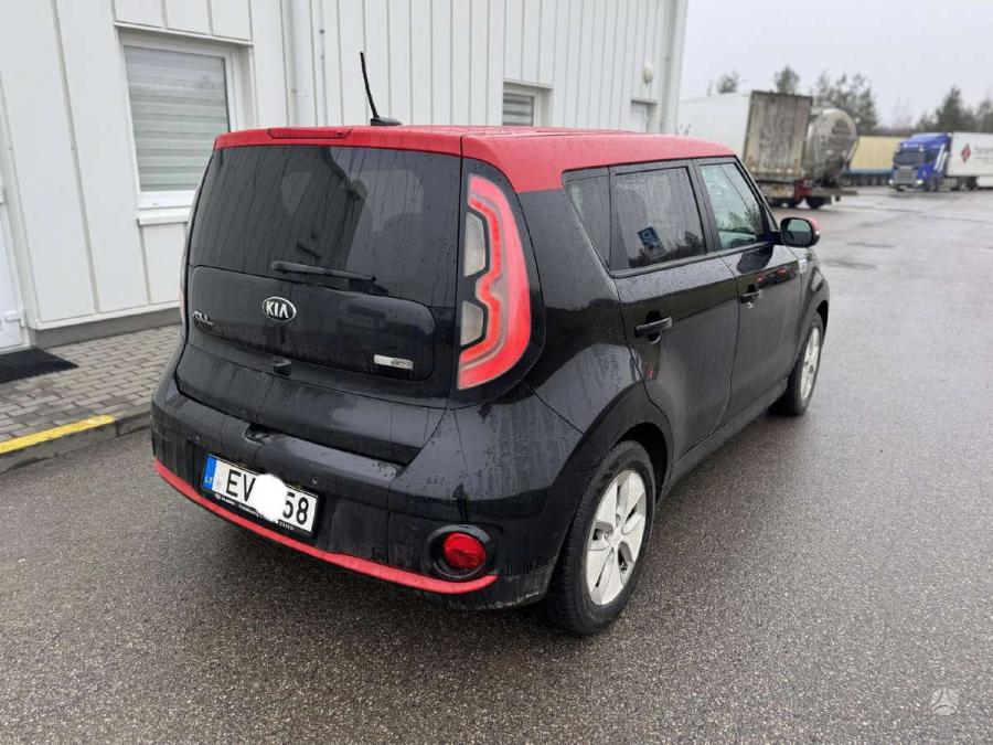 Black Kia Soul 2015 in Utena, with an engine capacity of 0.00 L and mileage of 105 thousand km for 3250 €, photo 5 on AUTOMOTO.COM.LV