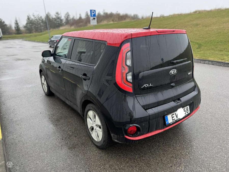 Black Kia Soul 2015 in Utena, with an engine capacity of 0.00 L and mileage of 105 thousand km for 3250 €, photo 7 on AUTOMOTO.COM.LV