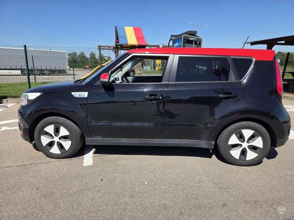 Black Kia Soul 2015 in Marijampole, with an engine capacity of 0.00 L and mileage of 118 thousand km for 3950 €, photo 7 on AUTOMOTO.COM.LV