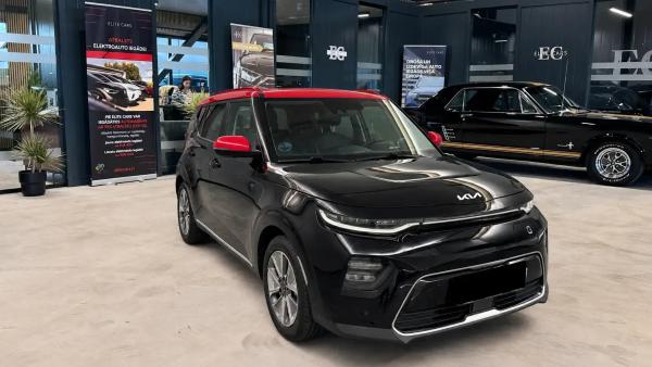 Black Kia Soul 2022 in Marupe, with an engine capacity of 0.00 L and mileage of 82 thousand km for 21990 €, photo 1 on AUTOMOTO.COM.LV