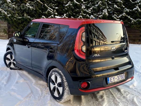 Black Kia Soul 2016 in Riga, with an engine capacity of 1.60 L and mileage of 110 thousand km for 8450 €, photo 4 on AUTOMOTO.COM.LV