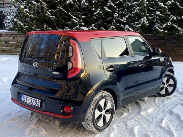Black Kia Soul 2016 in Riga, with an engine capacity of 1.60 L and mileage of 110 thousand km for 8450 €, photo 6 on AUTOMOTO.COM.LV