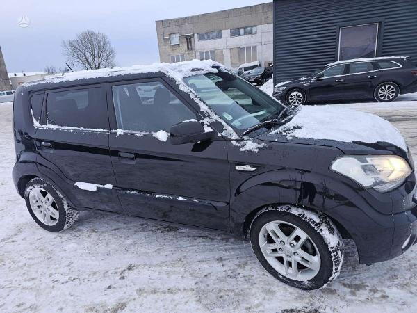 Black Kia Soul 2010 in Taurage, with an engine capacity of 1.60 L and mileage of 207 thousand km for 2300 €, photo 7 on AUTOMOTO.COM.LV