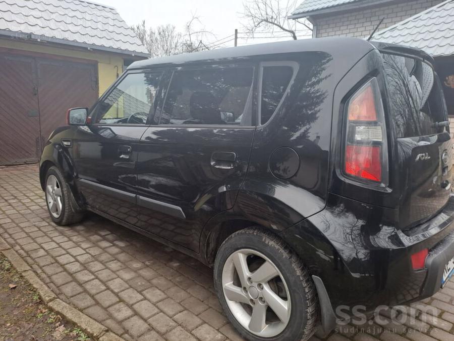 Black Kia Soul 2010 in Riga, with an engine capacity of 1.60 L and mileage of 215 thousand km for 3400 €, photo 5 on AUTOMOTO.COM.LV