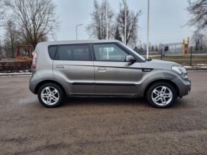 Brown Kia Soul 2009 in Riga, with an engine capacity of 1.60 L and mileage of 212 thousand km for 3990 €, photo 16 on AUTOMOTO.COM.LV