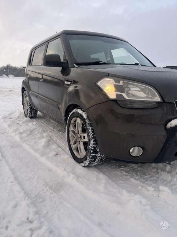 Brown Kia Soul 2010 in Utena, with an engine capacity of 1.60 L and mileage of 230 thousand km for 2300 €, photo 3 on AUTOMOTO.COM.LV