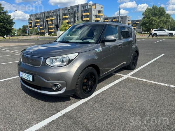 Grey Kia Soul 2018 in Riga, with an engine capacity of 0.00 L and mileage of 72 thousand km for 8800 €, photo 3 on AUTOMOTO.COM.LV