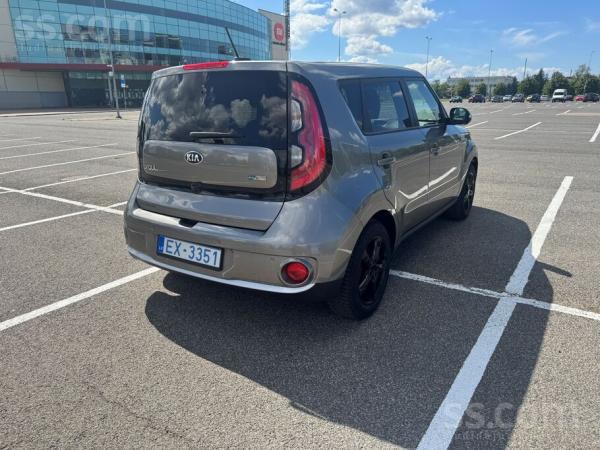 Grey Kia Soul 2018 in Riga, with an engine capacity of 0.00 L and mileage of 72 thousand km for 8800 €, photo 4 on AUTOMOTO.COM.LV