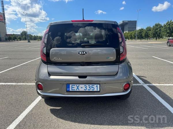 Grey Kia Soul 2018 in Riga, with an engine capacity of 0.00 L and mileage of 72 thousand km for 8800 €, photo 5 on AUTOMOTO.COM.LV