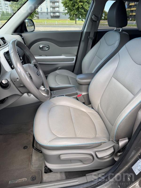 Grey Kia Soul 2018 in Riga, with an engine capacity of 0.00 L and mileage of 72 thousand km for 8800 €, photo 8 on AUTOMOTO.COM.LV