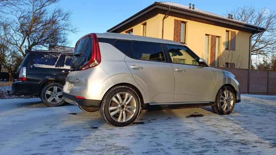 Grey Kia Soul 2020 in Kaunas, with an engine capacity of 0.00 L and mileage of 108 thousand km for 15999 €, photo 3 on AUTOMOTO.COM.LV