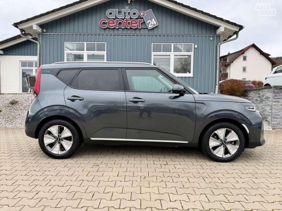 Grey Kia Soul 2021 in Kaunas, with an engine capacity of 0.00 L and mileage of 18 thousand km for 22724 €, photo 2 on AUTOMOTO.COM.LV