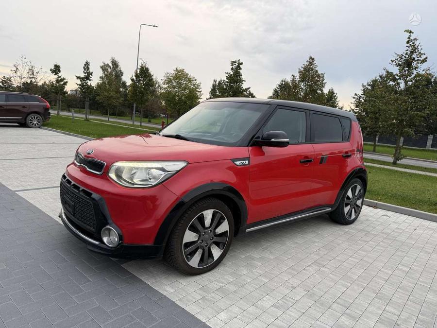 Red Kia Soul 2014 in Siauliai, with an engine capacity of 1.58 L and mileage of 270 thousand km for 5550 €, photo 1 on AUTOMOTO.COM.LV