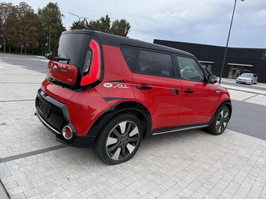 Red Kia Soul 2014 in Siauliai, with an engine capacity of 1.58 L and mileage of 270 thousand km for 5550 €, photo 6 on AUTOMOTO.COM.LV