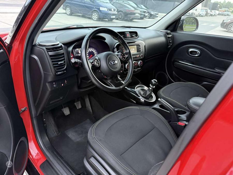 Red Kia Soul 2014 in Siauliai, with an engine capacity of 1.58 L and mileage of 270 thousand km for 5550 €, photo 10 on AUTOMOTO.COM.LV