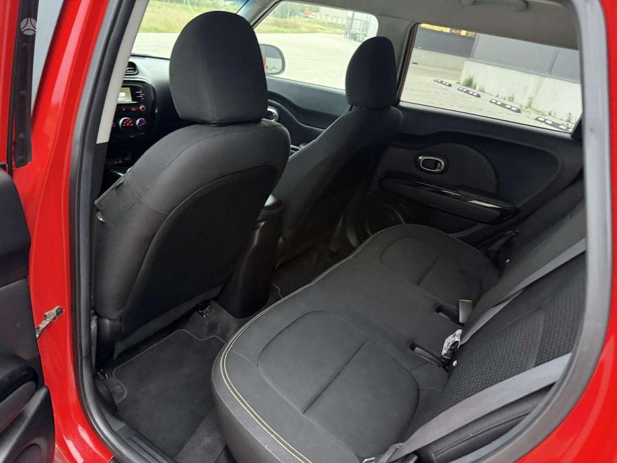 Red Kia Soul 2014 in Siauliai, with an engine capacity of 1.58 L and mileage of 270 thousand km for 5550 €, photo 17 on AUTOMOTO.COM.LV