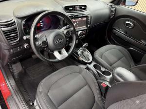 Red Kia Soul 2017 in Marijampole, with an engine capacity of 1.58 L and mileage of 185 thousand km for 10500 €, photo 3 on AUTOMOTO.COM.LV