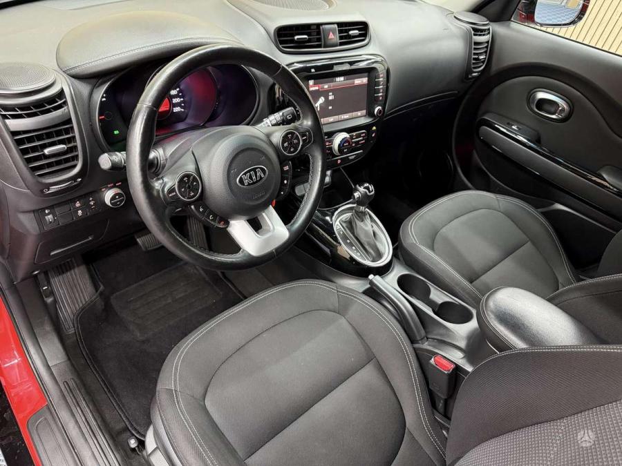 Red Kia Soul 2017 in Marijampole, with an engine capacity of 1.58 L and mileage of 185 thousand km for 10500 €, photo 3 on AUTOMOTO.COM.LV