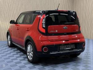Red Kia Soul 2017 in Marijampole, with an engine capacity of 1.58 L and mileage of 185 thousand km for 10500 €, photo 6 on AUTOMOTO.COM.LV
