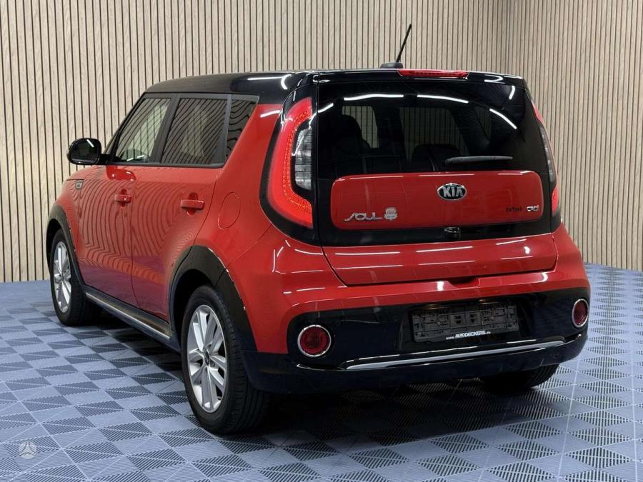 Red Kia Soul 2017 in Marijampole, with an engine capacity of 1.58 L and mileage of 185 thousand km for 10500 €, photo 6 on AUTOMOTO.COM.LV