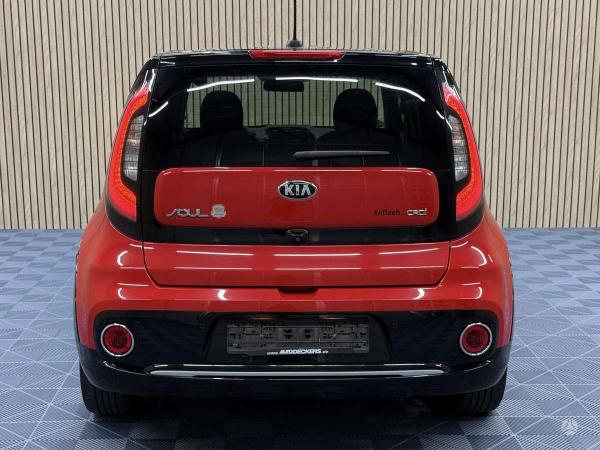 Red Kia Soul 2017 in Marijampole, with an engine capacity of 1.58 L and mileage of 185 thousand km for 10500 €, photo 6 on AUTOMOTO.COM.LV