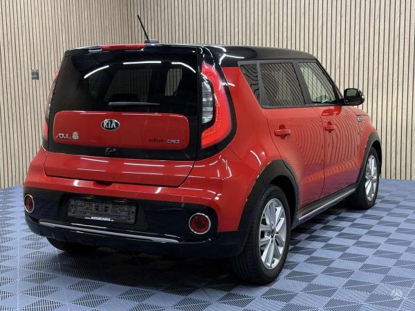 Red Kia Soul 2017 in Marijampole, with an engine capacity of 1.58 L and mileage of 185 thousand km for 10500 €, photo 7 on AUTOMOTO.COM.LV