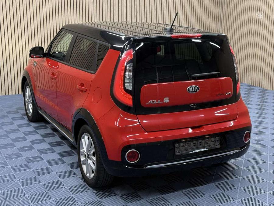 Red Kia Soul 2017 in Marijampole, with an engine capacity of 1.58 L and mileage of 185 thousand km for 10500 €, photo 11 on AUTOMOTO.COM.LV