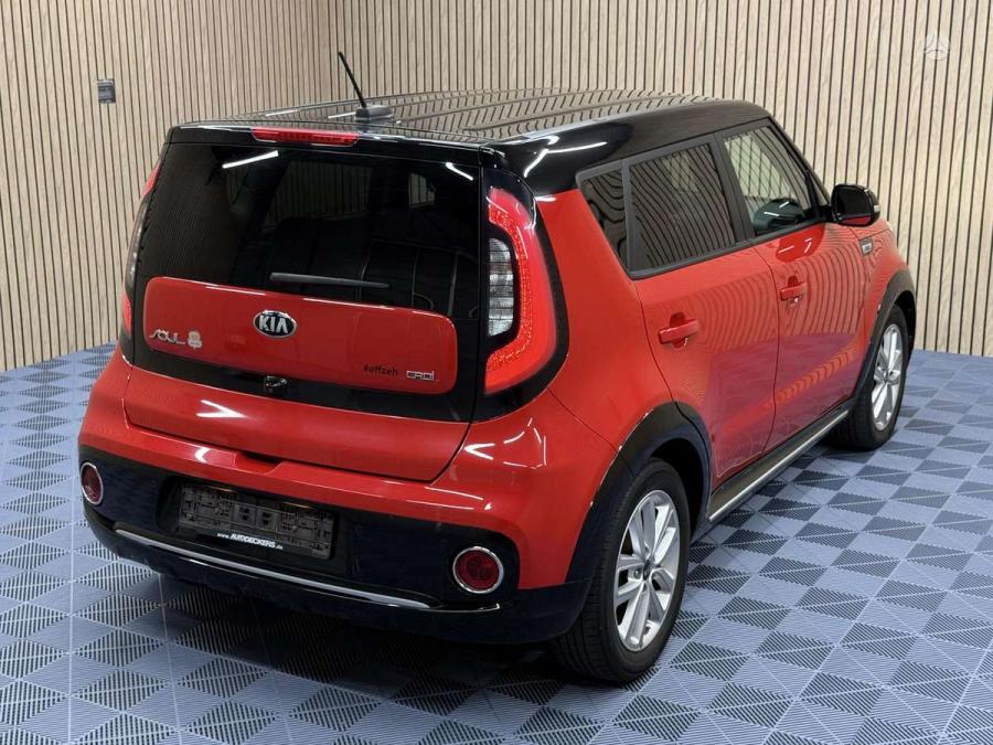 Red Kia Soul 2017 in Marijampole, with an engine capacity of 1.58 L and mileage of 185 thousand km for 10500 €, photo 12 on AUTOMOTO.COM.LV