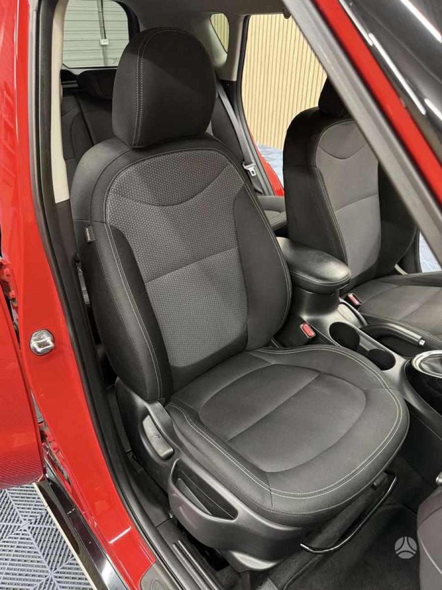 Red Kia Soul 2017 in Marijampole, with an engine capacity of 1.58 L and mileage of 185 thousand km for 10500 €, photo 15 on AUTOMOTO.COM.LV