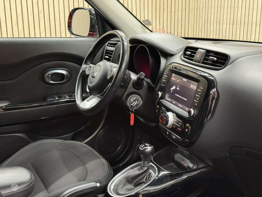 Red Kia Soul 2017 in Marijampole, with an engine capacity of 1.58 L and mileage of 185 thousand km for 10500 €, photo 19 on AUTOMOTO.COM.LV