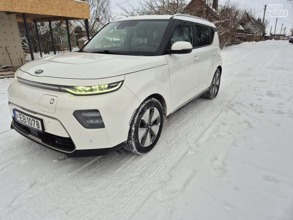 White Kia Soul 2020 in Vilnius, with an engine capacity of 0.00 L and mileage of 309 thousand km for 12500 €, photo 1 on AUTOMOTO.COM.LV