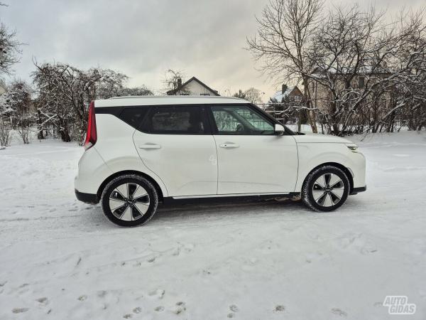 White Kia Soul 2020 in Vilnius, with an engine capacity of 0.00 L and mileage of 309 thousand km for 12500 €, photo 6 on AUTOMOTO.COM.LV