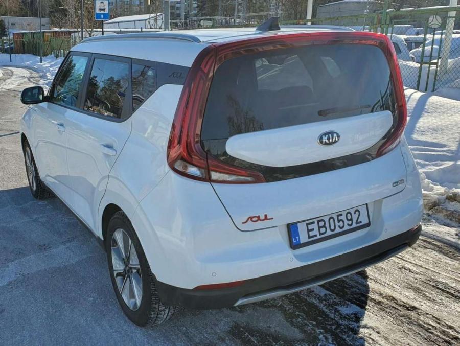 White Kia Soul 2020 in Vilnius, with an engine capacity of 0.00 L and mileage of 112 thousand km for 14990 €, photo 3 on AUTOMOTO.COM.LV