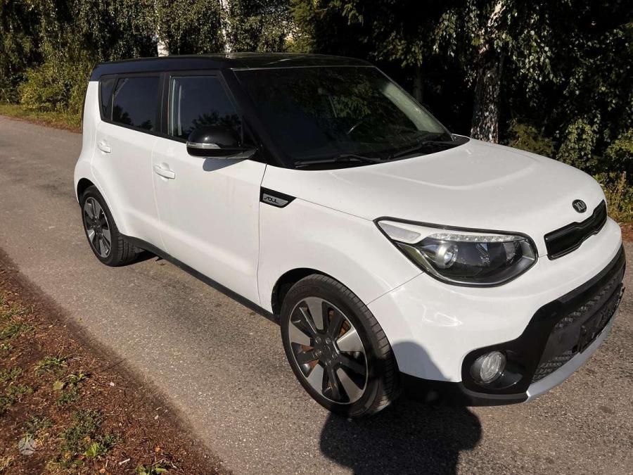 White Kia Soul 2018 in Vilkaviskis, with an engine capacity of 1.58 L and mileage of 254 thousand km for 6399 €, photo 4 on AUTOMOTO.COM.LV