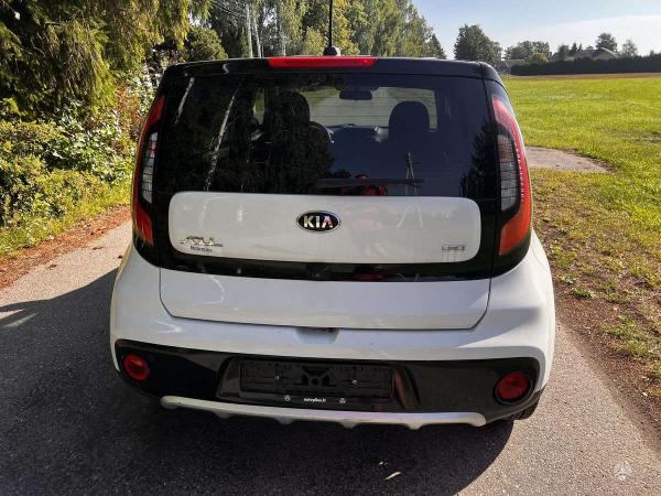 White Kia Soul 2018 in Vilkaviskis, with an engine capacity of 1.58 L and mileage of 254 thousand km for 6399 €, photo 6 on AUTOMOTO.COM.LV