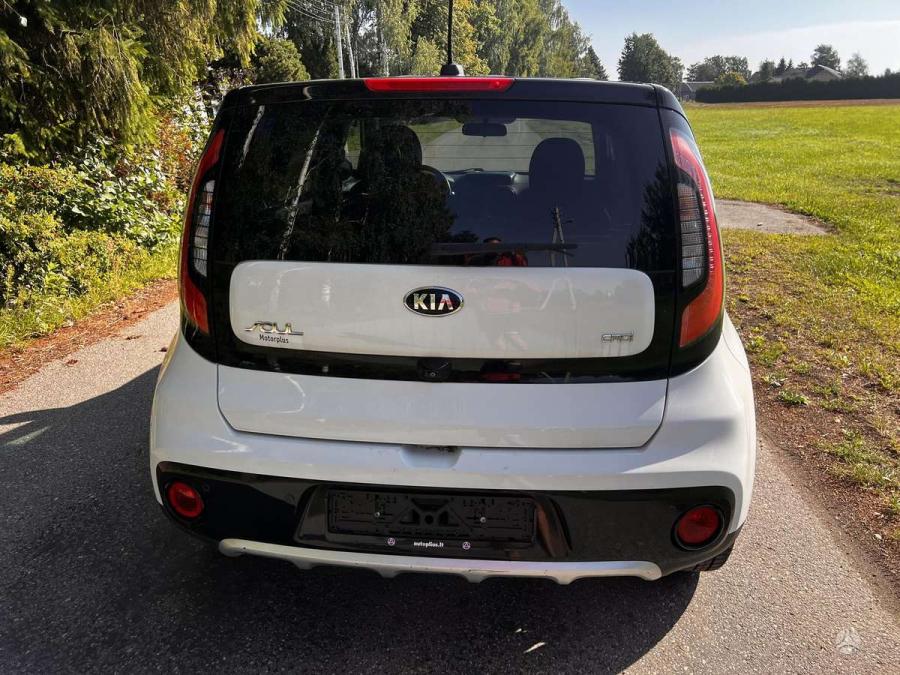 White Kia Soul 2018 in Vilkaviskis, with an engine capacity of 1.58 L and mileage of 254 thousand km for 6399 €, photo 6 on AUTOMOTO.COM.LV