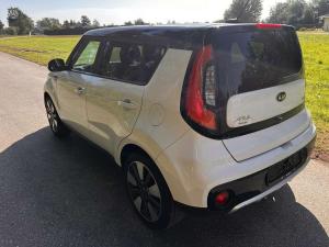 White Kia Soul 2018 in Vilkaviskis, with an engine capacity of 1.58 L and mileage of 254 thousand km for 6399 €, photo 7 on AUTOMOTO.COM.LV