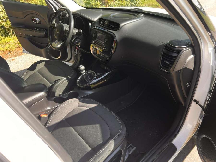 White Kia Soul 2018 in Vilkaviskis, with an engine capacity of 1.58 L and mileage of 254 thousand km for 6399 €, photo 9 on AUTOMOTO.COM.LV